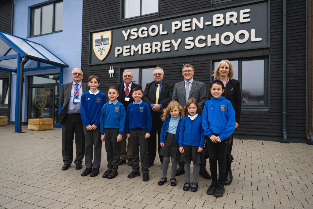 Pupils of Pembrey School move into brand new building - Swansea Bay News