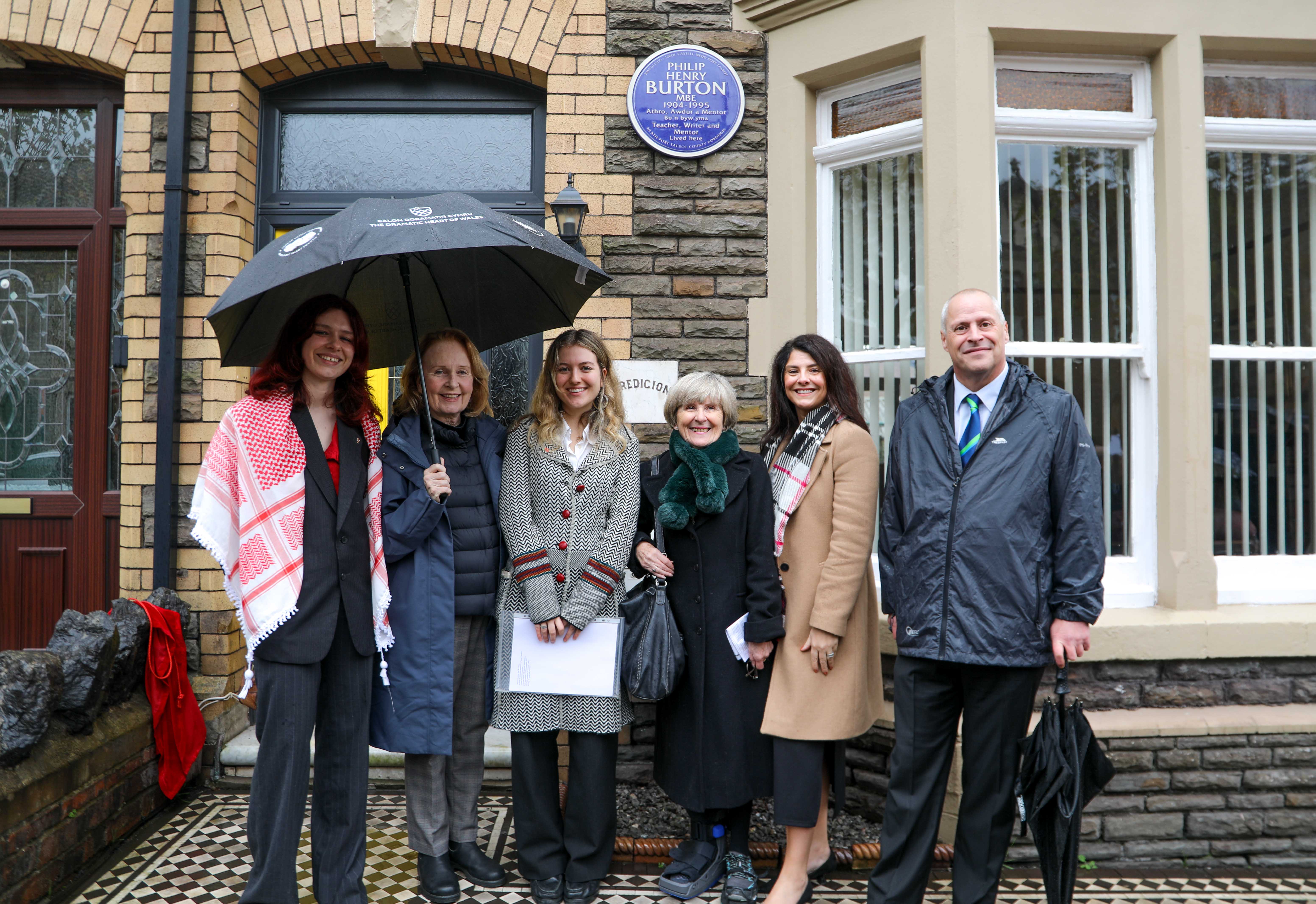 Blue Plaques unveiled for Richard and Philip Burton in Neath Port ...